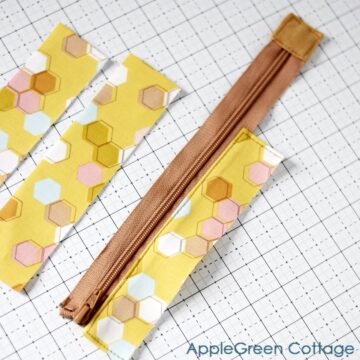 How To Sew a Recessed Zipper In A Tote Bag - AppleGreen Cottage