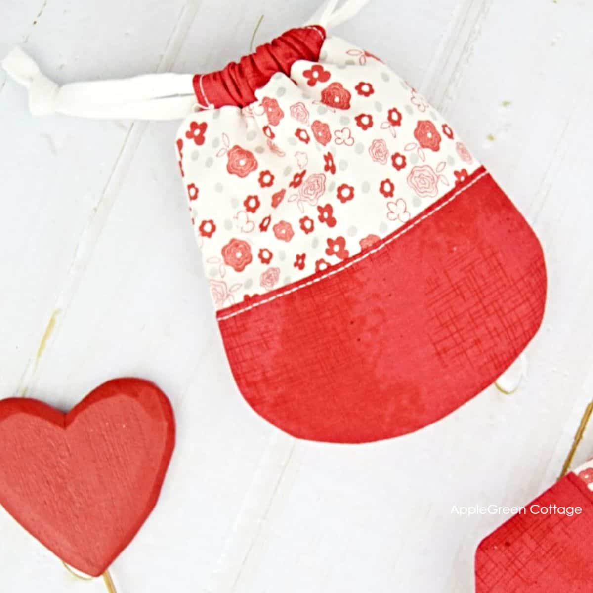 Free Drawstring Pouch Pattern - Cutie! - AppleGreen Cottage